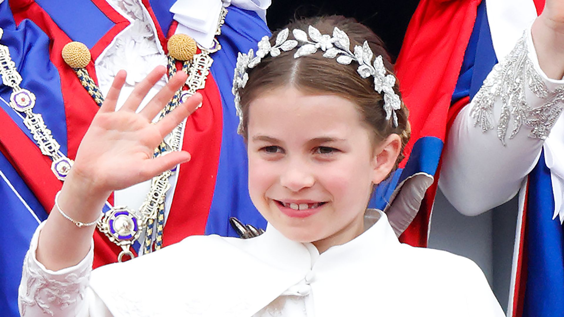 El día que la princesa Charlotte estrenó su primera «tiara»: flores en ...