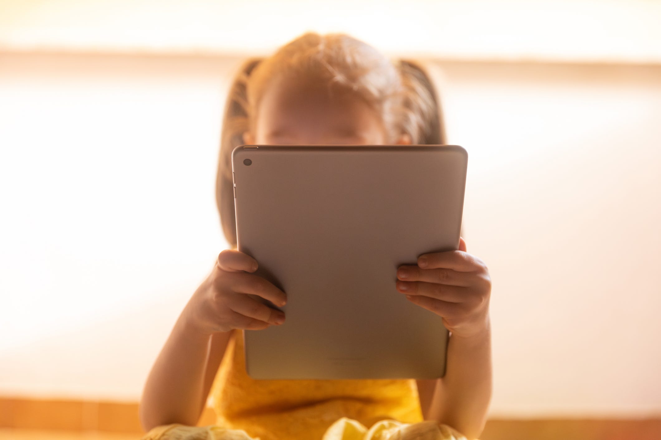 New surgeon general advisory suggests screen time limits for kids
