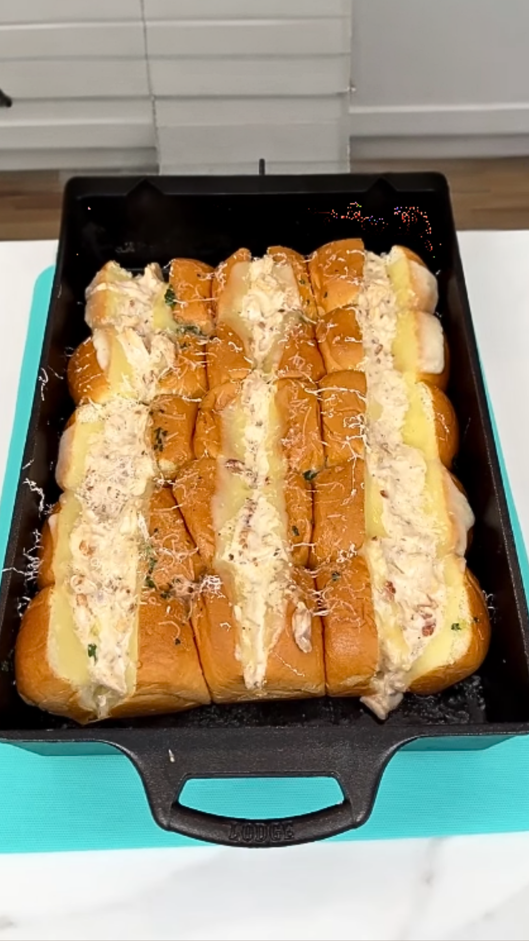 Cheesy chicken alfredo Hawaiian roll sliders recipe