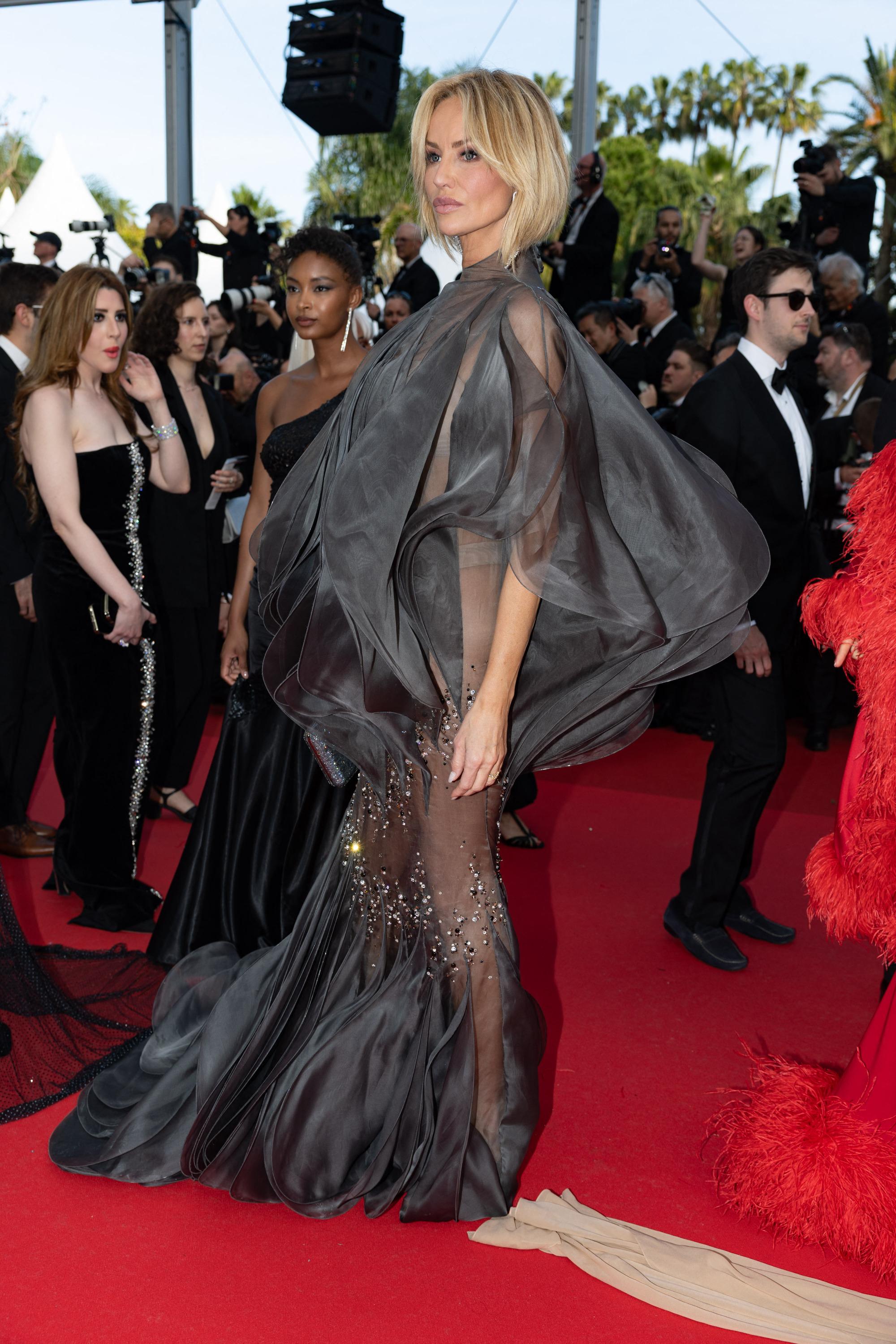 Impossible de la manquer ! En robe rouge carmin et coupe platine ultra ...