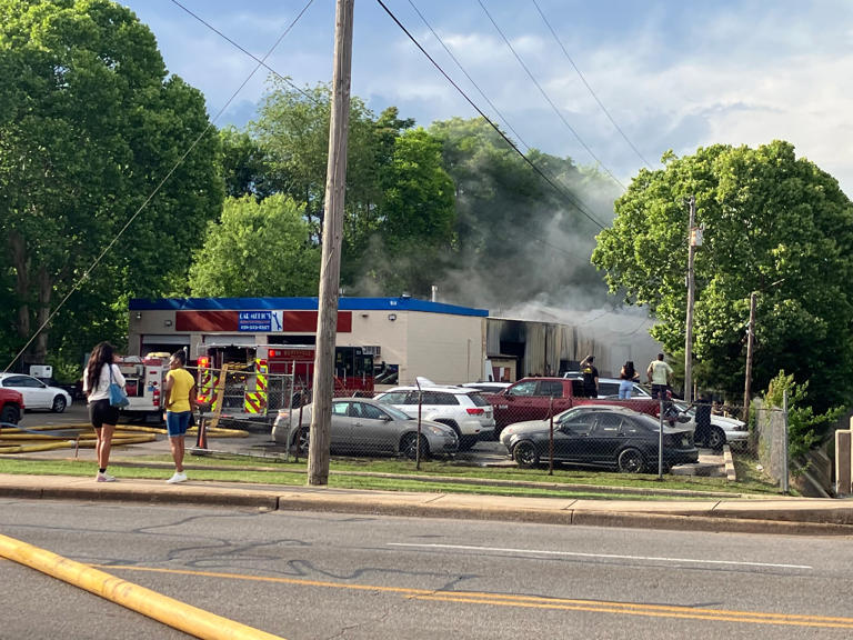 Multiple units respond to Huntsville business fire