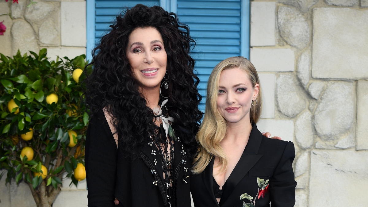 Cher & Amanda Seyfried's friendship started on set - so sweet!