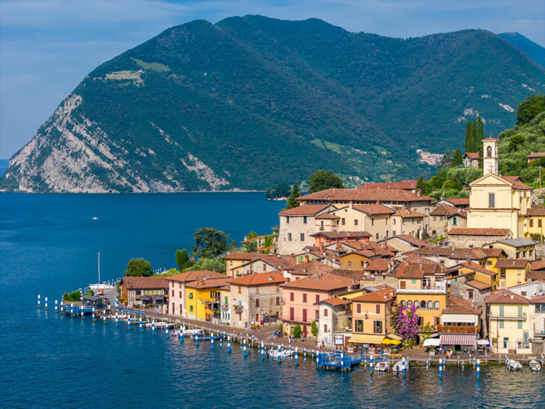 In Lombardy, this island that seems to rise from the waters of the lake ...