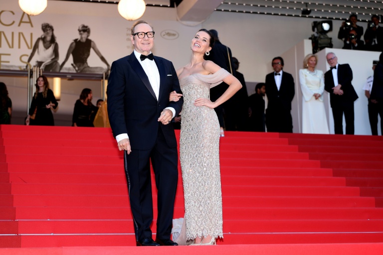 Boicotado por Hollywood, Kevin Spacey aparece no tapete vermelho de Cannes