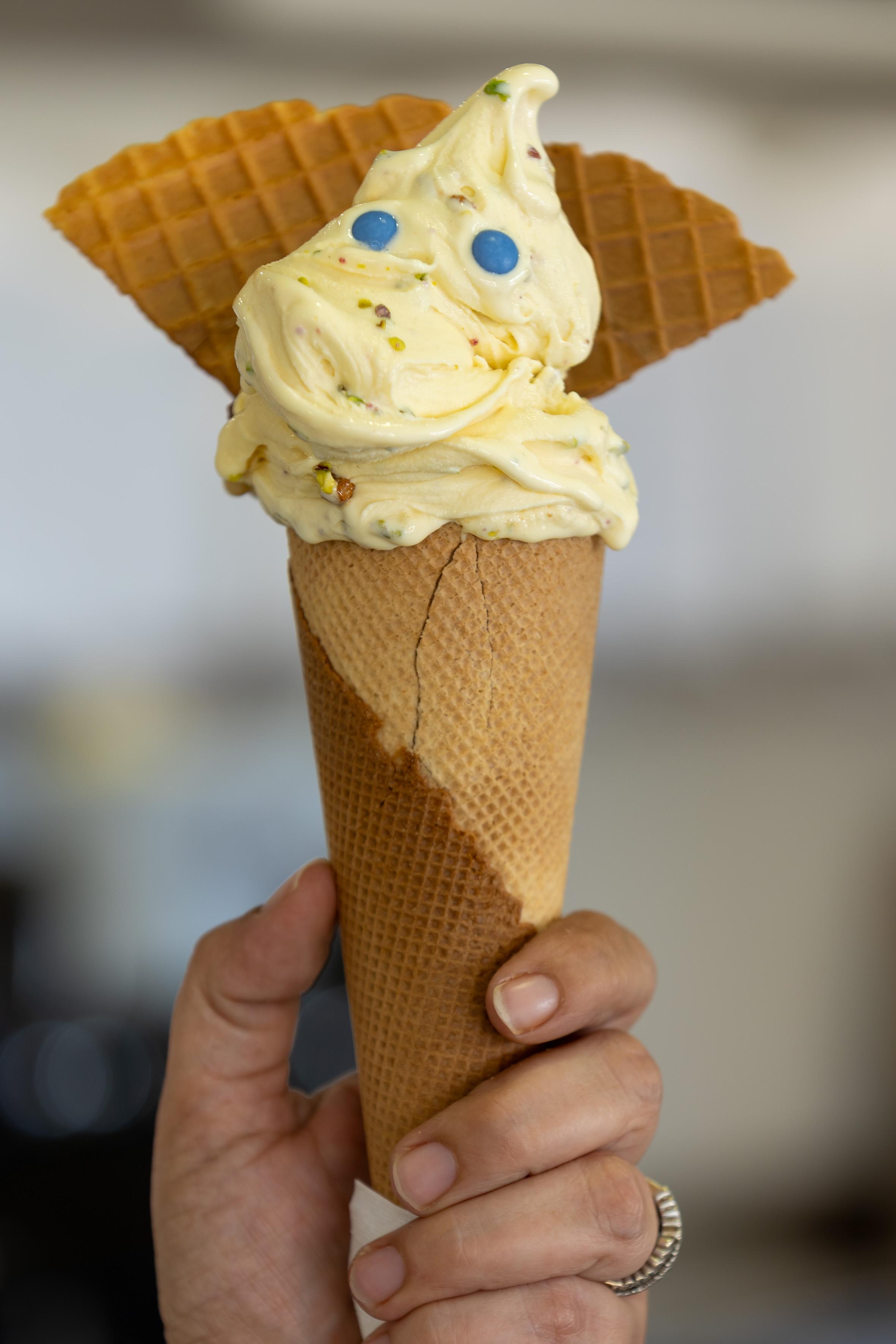 Biscotti, tazze, gelati a tema pavoni. A Punta Marina è gadget mania ...