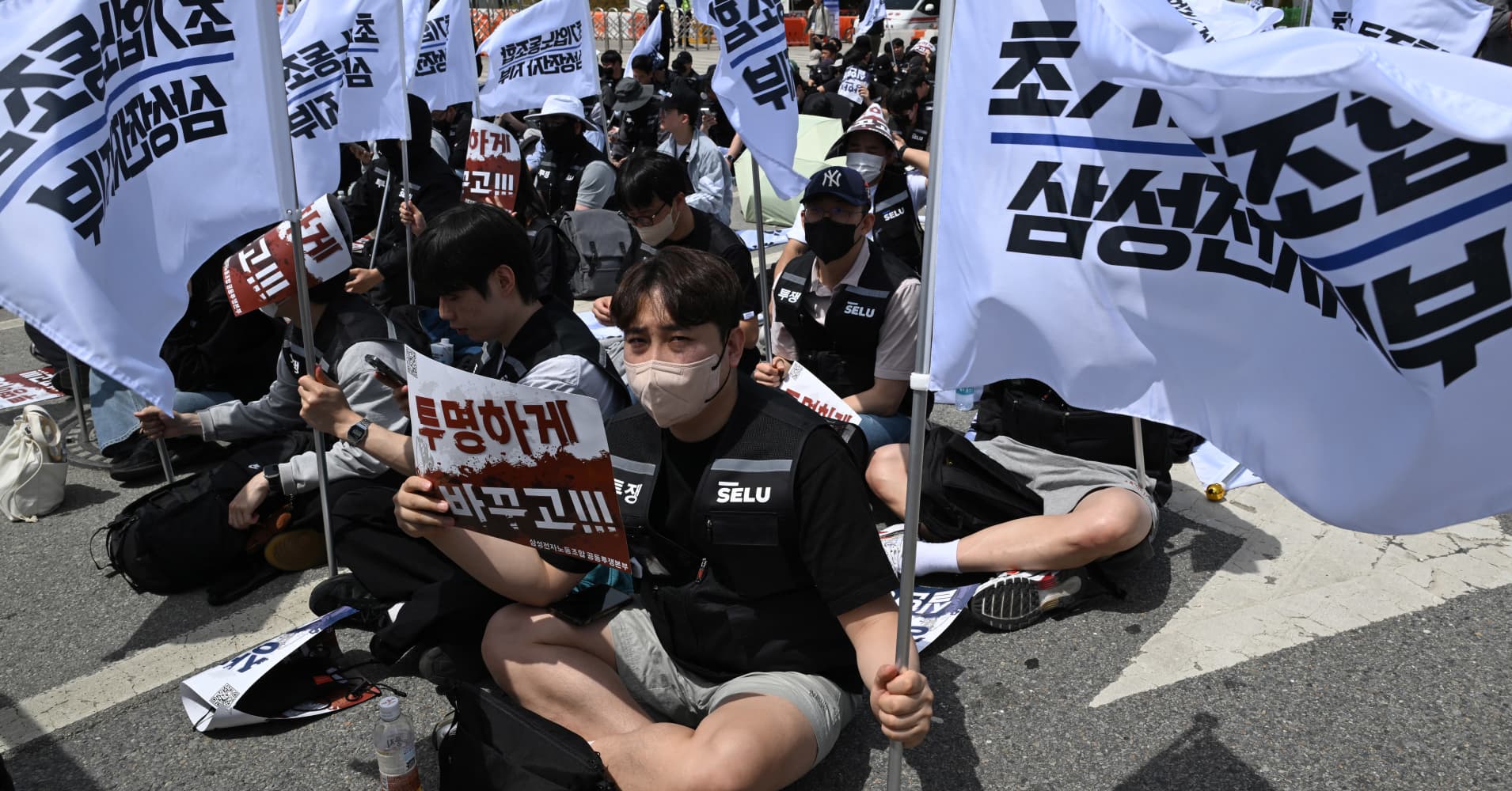 Samsung Electronics shares rally 6% after union suspends strike ...