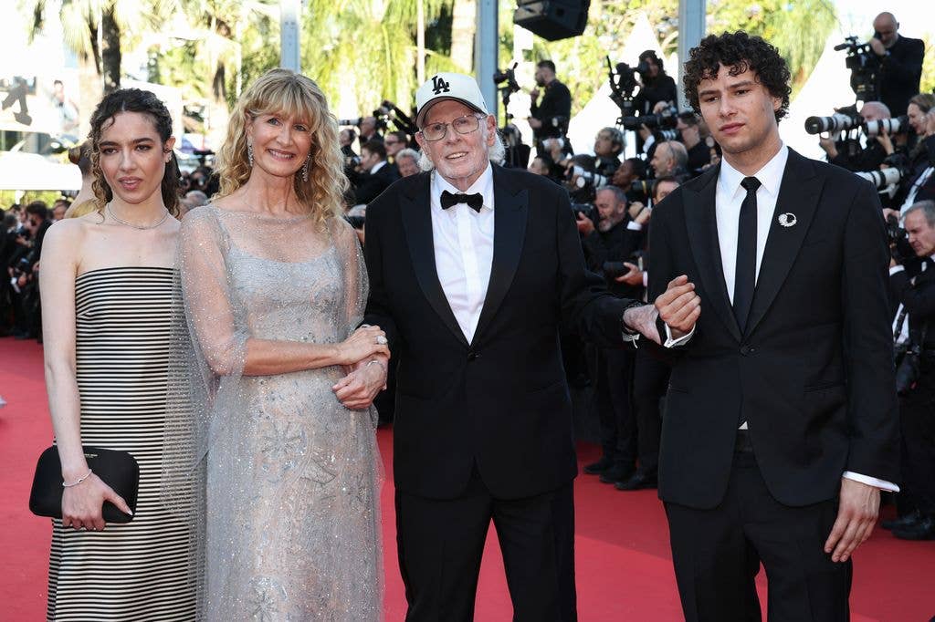 Laura Dern makes first joint appearance with famous father and kids in ...