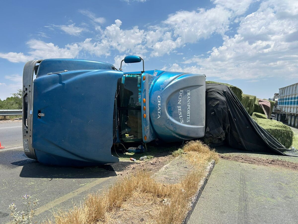 Vuelca tráiler con alfalfa en la Torreón-San Pedro y provoca caos vial