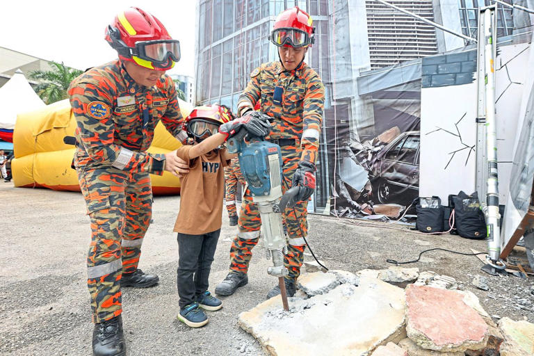 Real-life heroes fire up huge turnout in JB