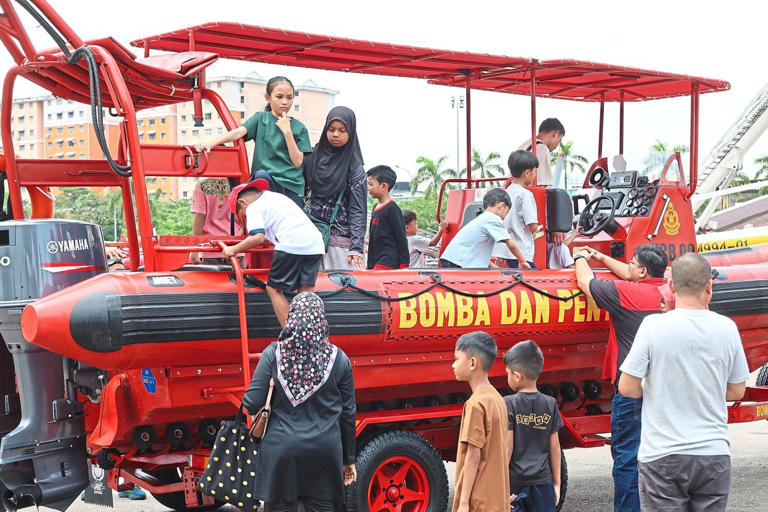 Real-life heroes fire up huge turnout in JB