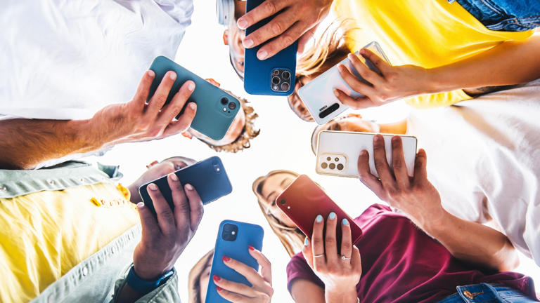 'Get off your phones': Surgeon general advisory calls on kids to cut ...