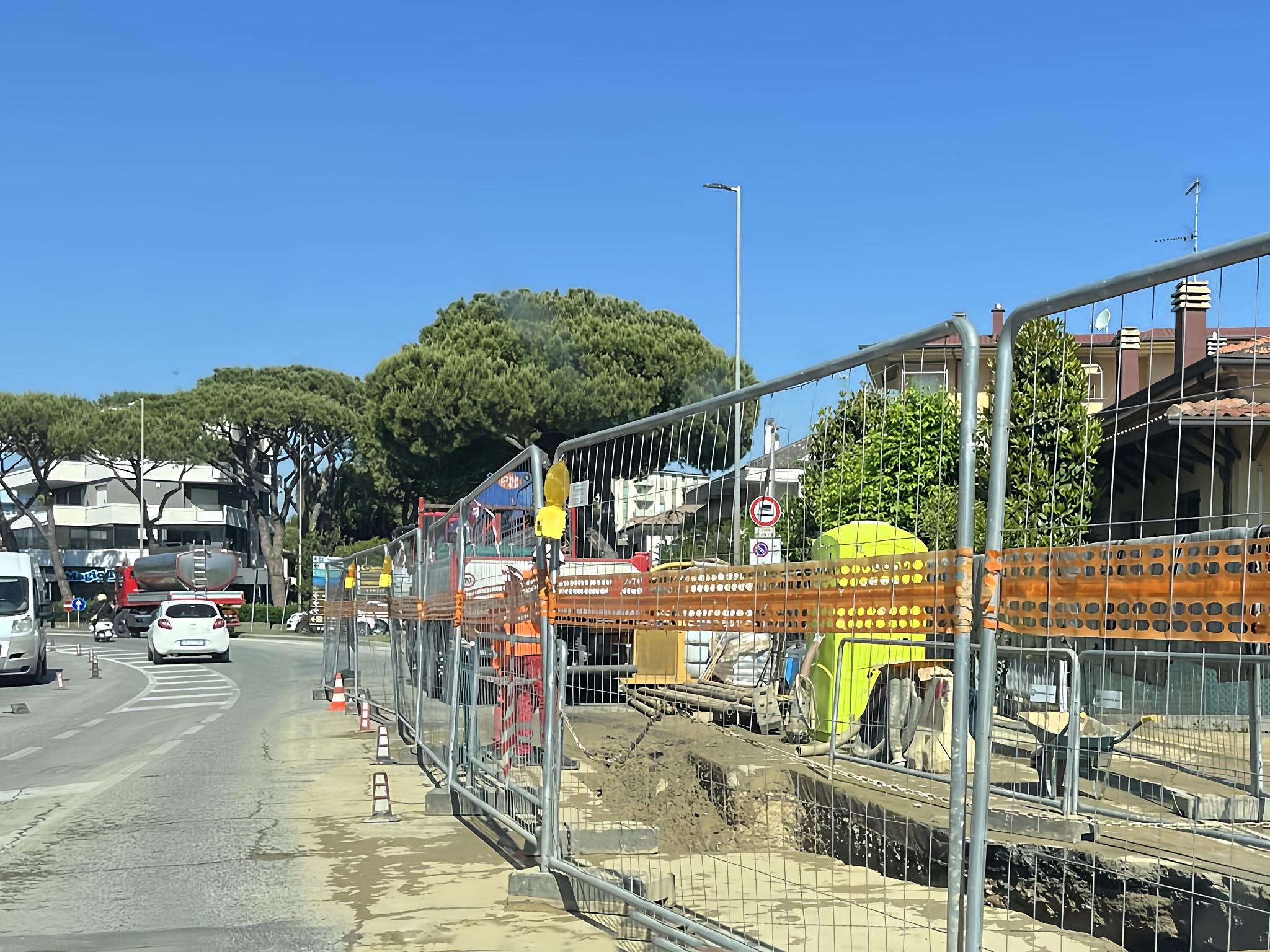 Tubo rotto durante i lavori. Si allagano strada e tre garage