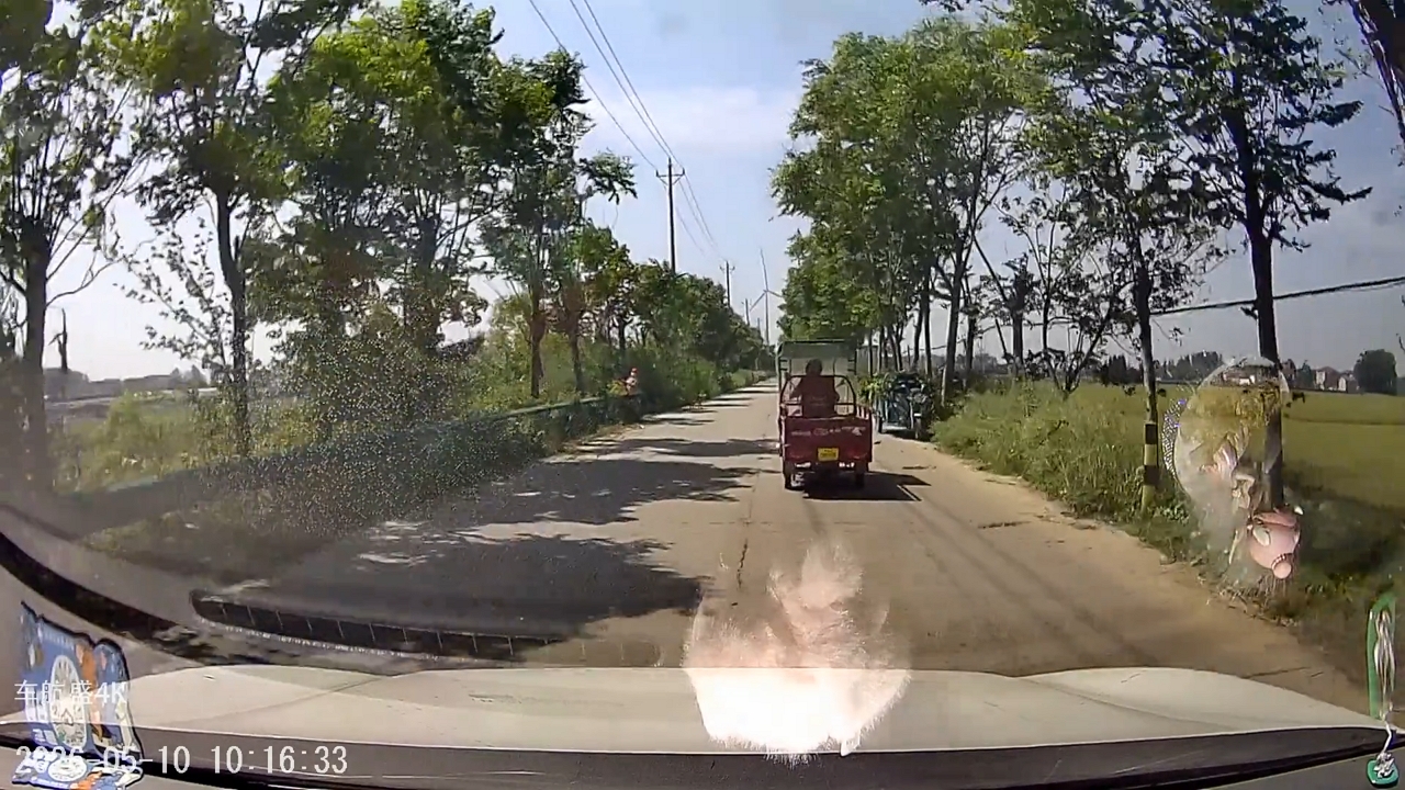 Narrow road crash: Car hits tricycle in Anhui