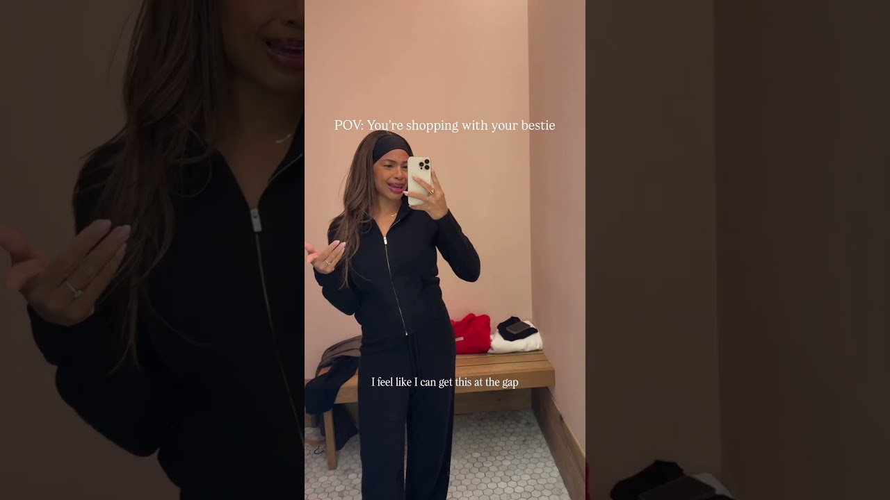 Just having an unserious time in the Aritzia dressing room 😂