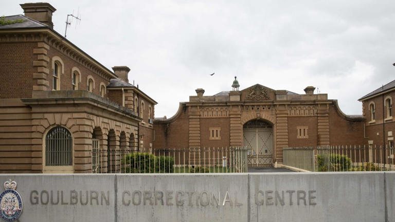 'Crisis': Prison guards walk off job