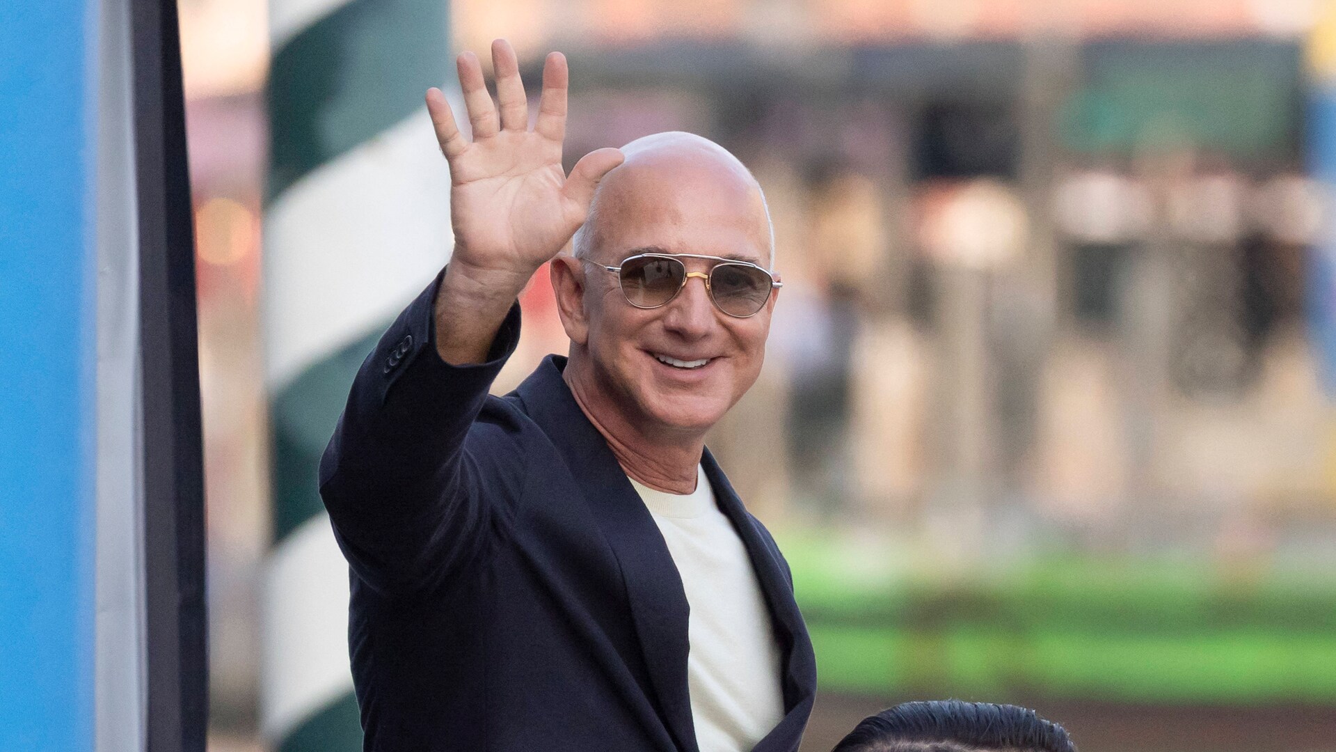 „Sollte 0 sein”: Jeff Bezos stellt Einkommenssteuer für Geringverdiener ...