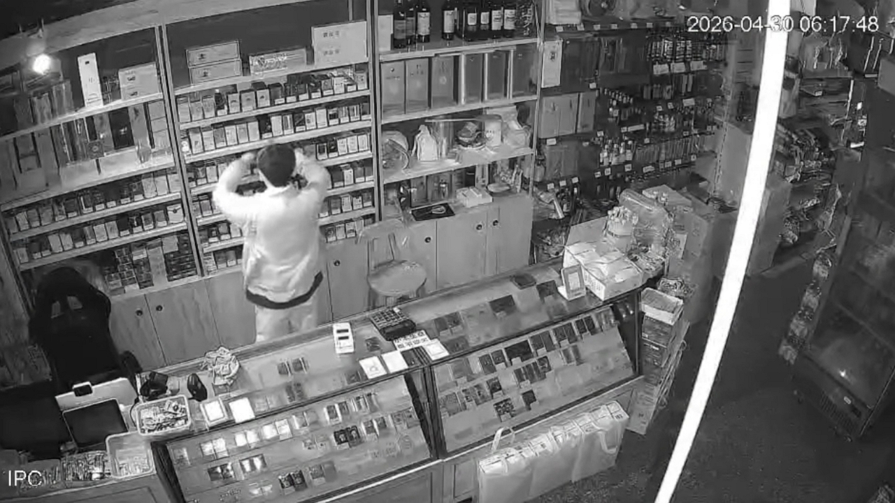 Shop owner catches suspected thief in Zhejiang