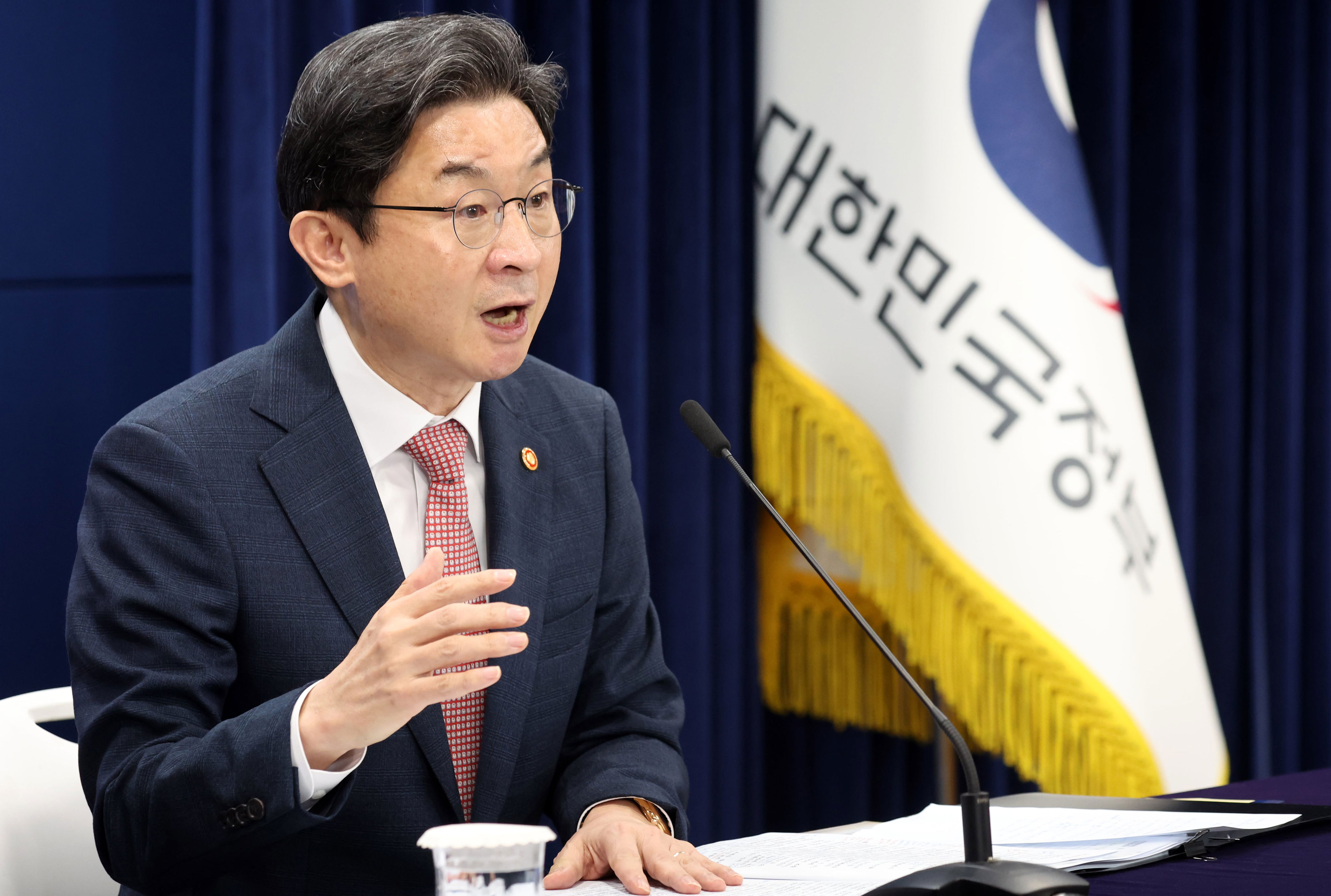 Financial regulator pushes to ease network separation for AI security