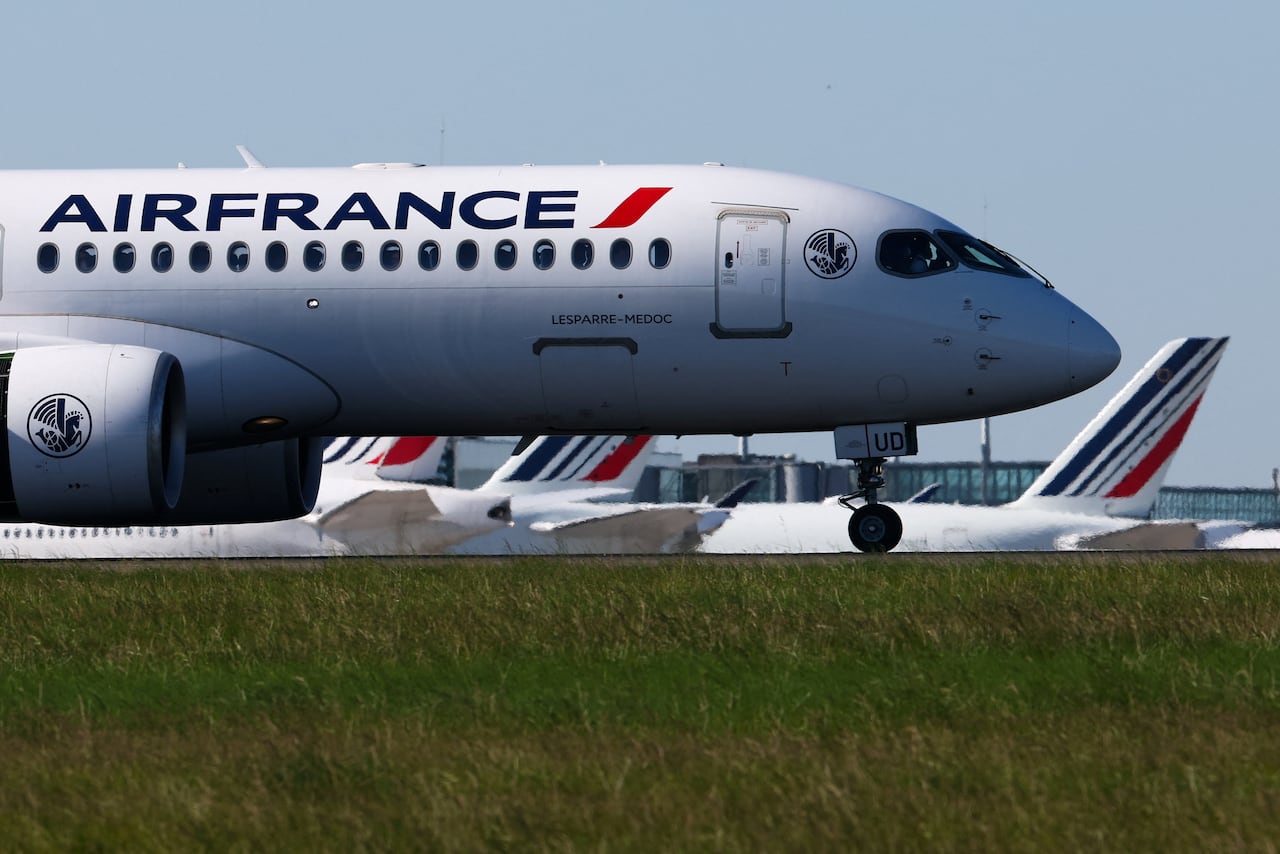 US.-bound flight from Paris diverts to Montreal over Ebola restrictions