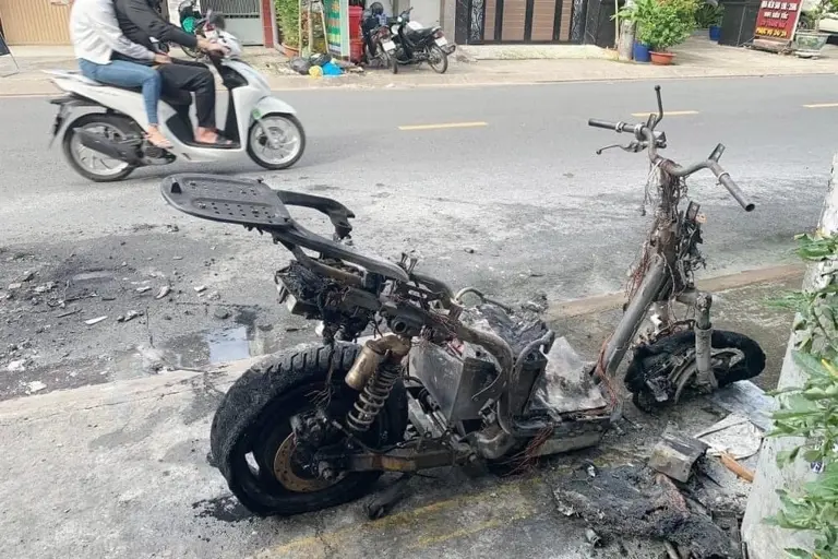 Helmetless boy overtakes car at 80 kph, exposing deadly modified e-bike ...