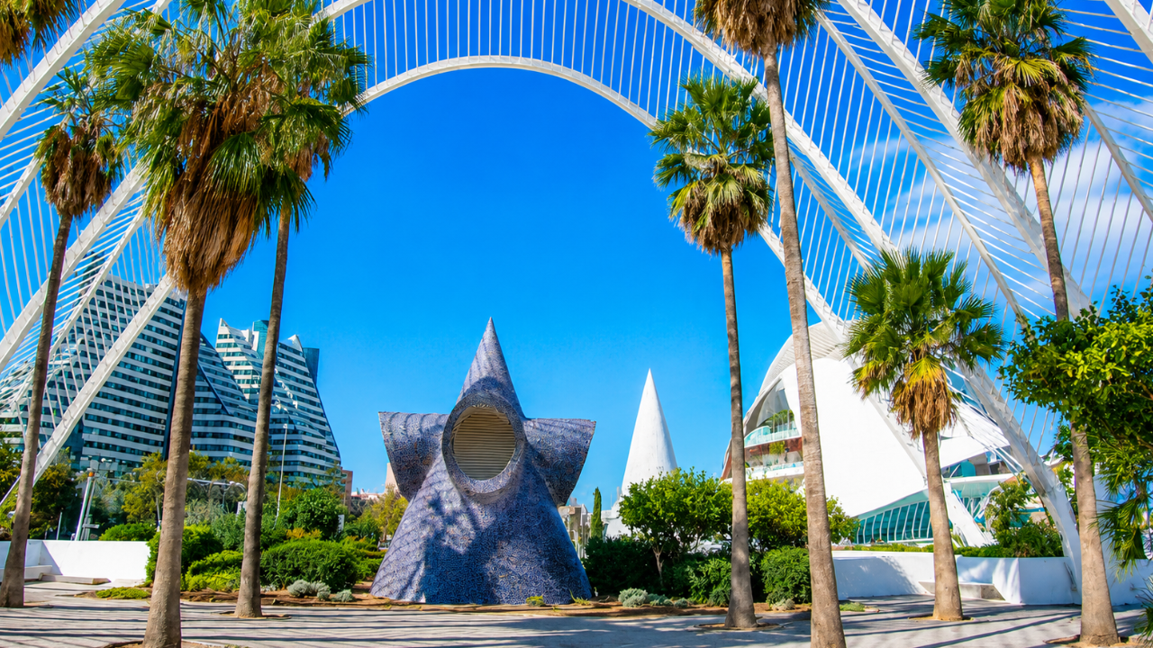 Exploring Valencia’s futuristic architecture district (4K)
