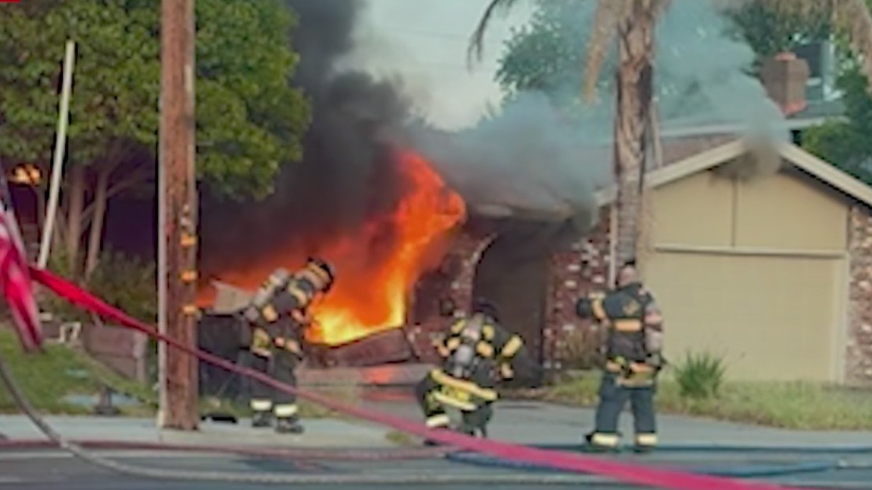 Firefighters respond to duplex fire in Sacramento