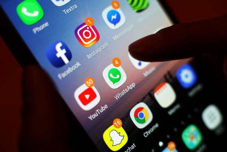Parents demand Starmer kicks kids off social media before 'more lives lost'
