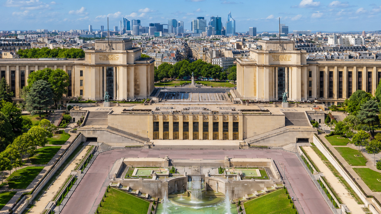 Paris Trocadéro view framing the modern city skyline