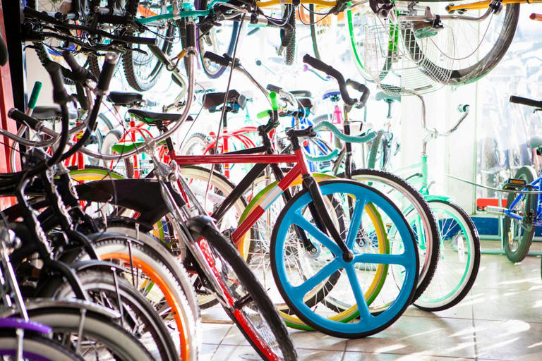 Vols en série de vélos haut de gamme dans des magasins