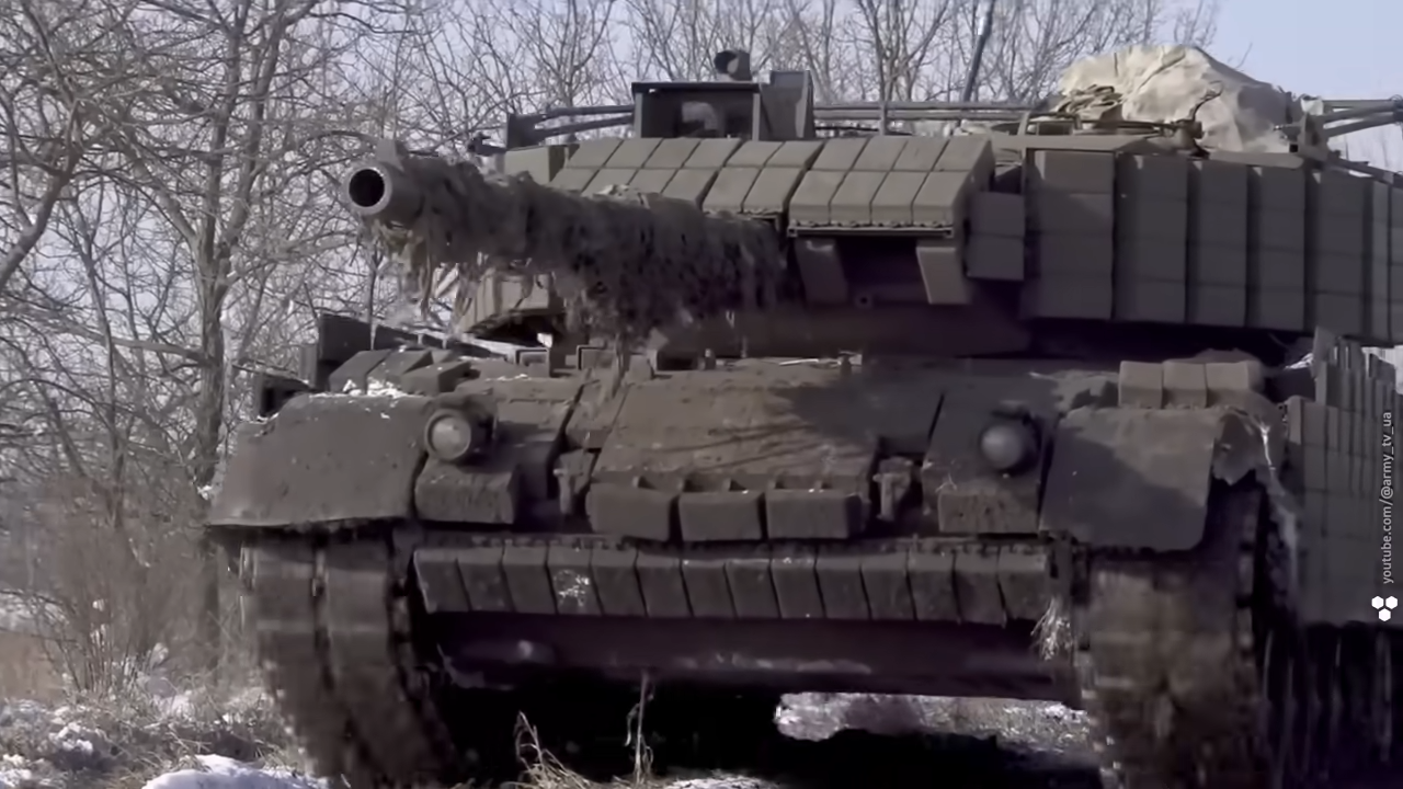 Deutsche Leopard-Panzer rutschten über Eis, während russische Drohnen ...