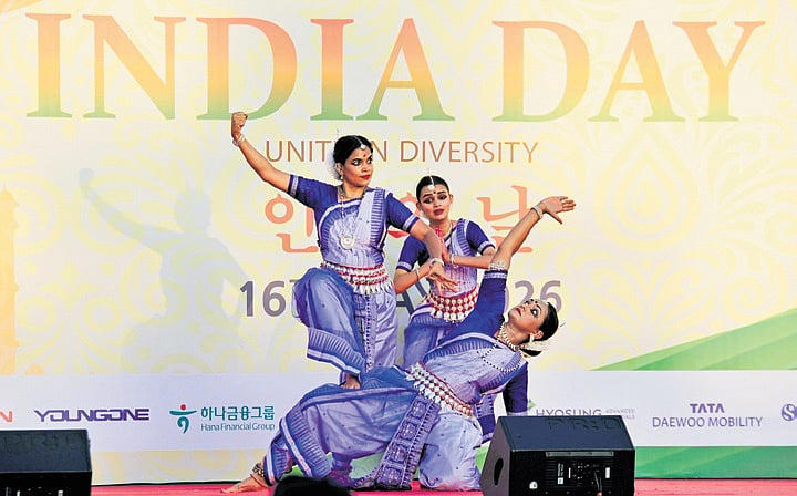 Madhulita & troupe steal show at India Day festival in Seoul