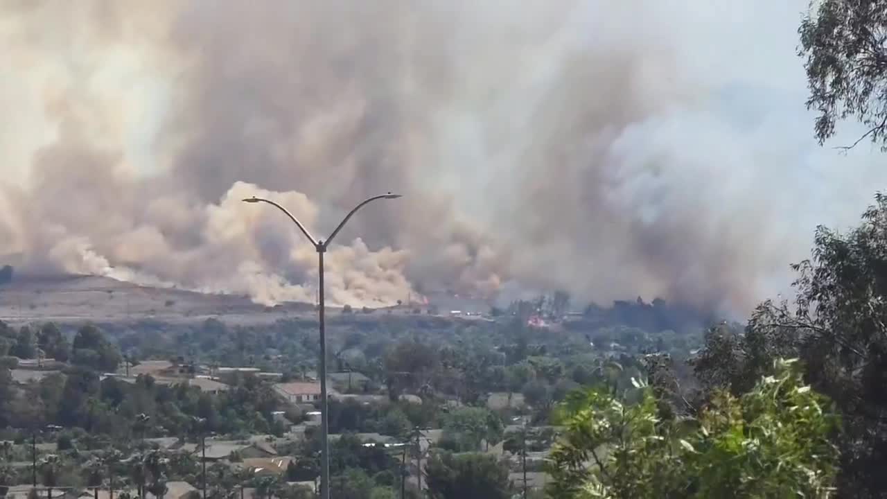 Bain fire erupts in California, massive smoke plumes rise over Jurupa ...