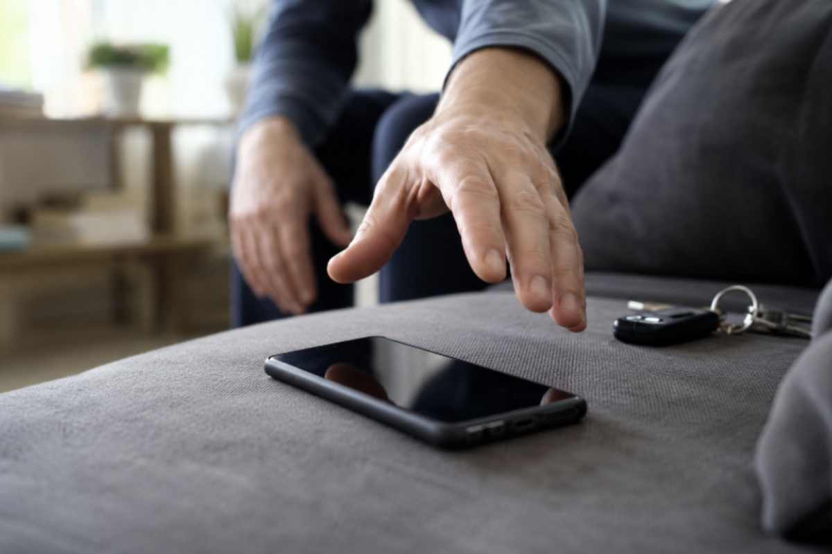 Ecco perché lasciare lo smartphone capovolto sul tavolo lo farà durare ...