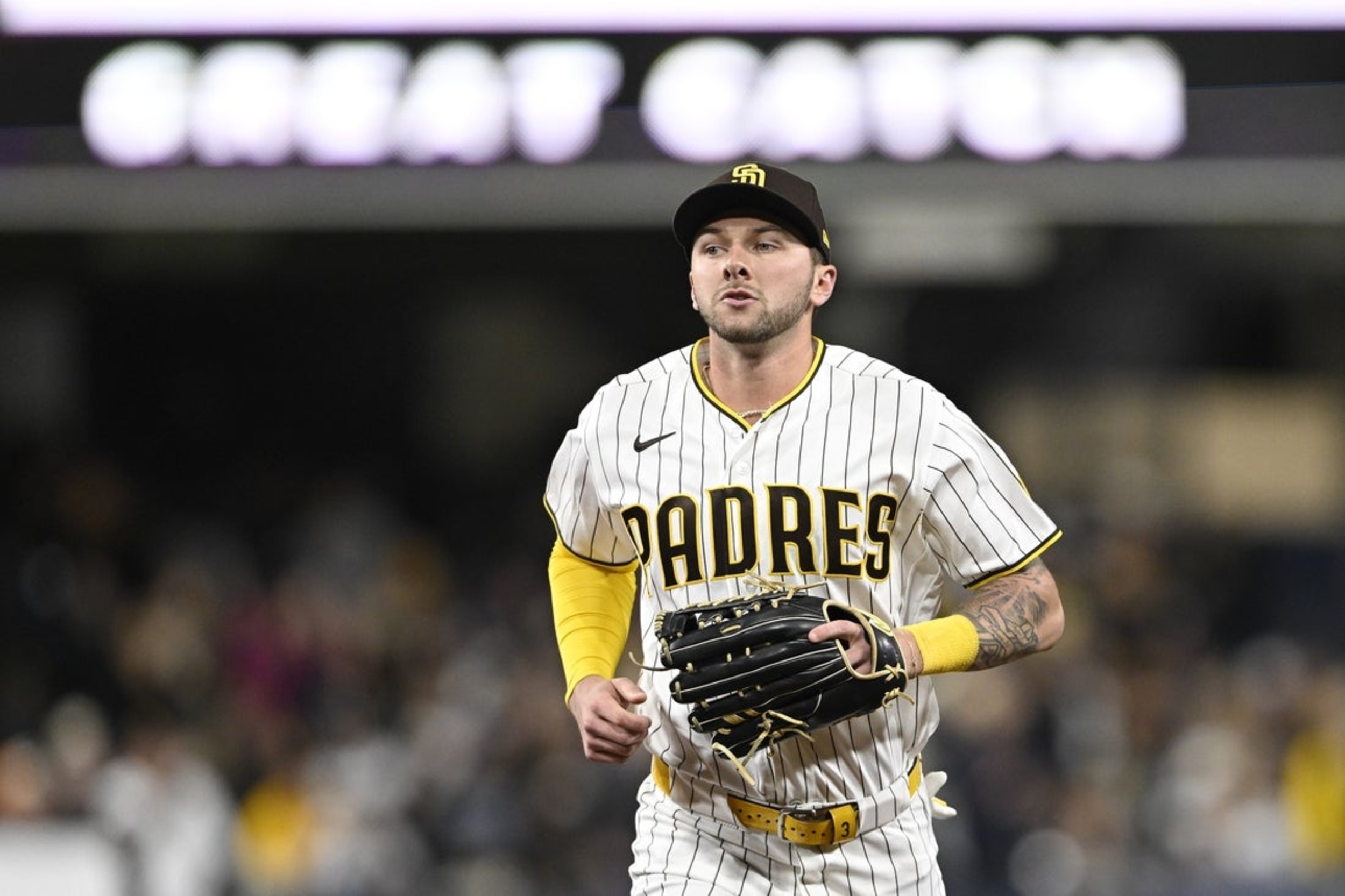Padres' Jackson Merrill suffers apparent back injury