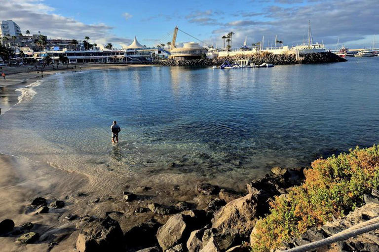 Popular Spanish beach closed after bacteria found in water