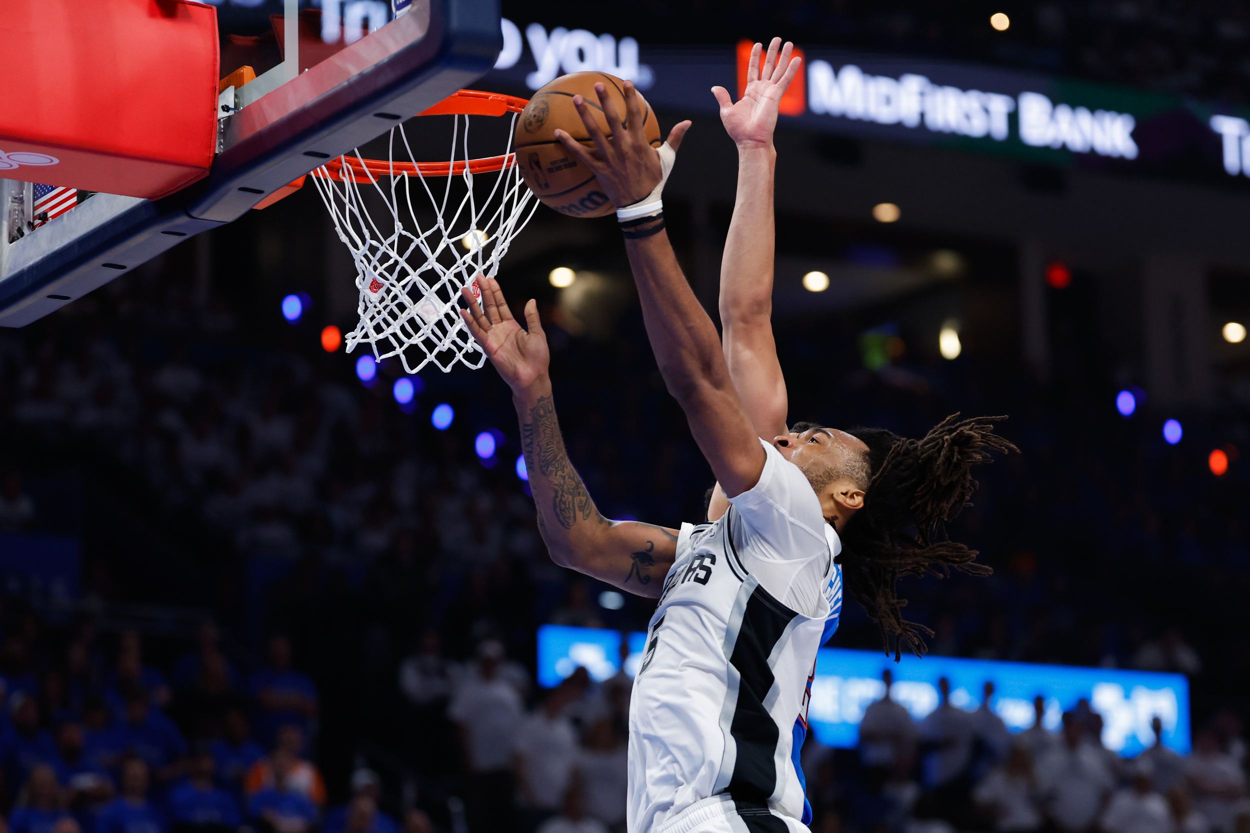 Stephon Castle has unreal poster dunk on Isaiah Hartenstein in Game 2
