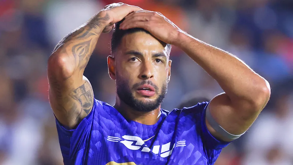 Nathan Silva toca el trofeo de Liga MX y desata críticas por la mala ...
