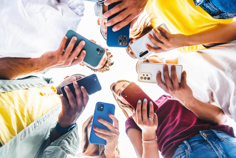 'Get off your phones': Surgeon general advisory calls on kids to cut ...