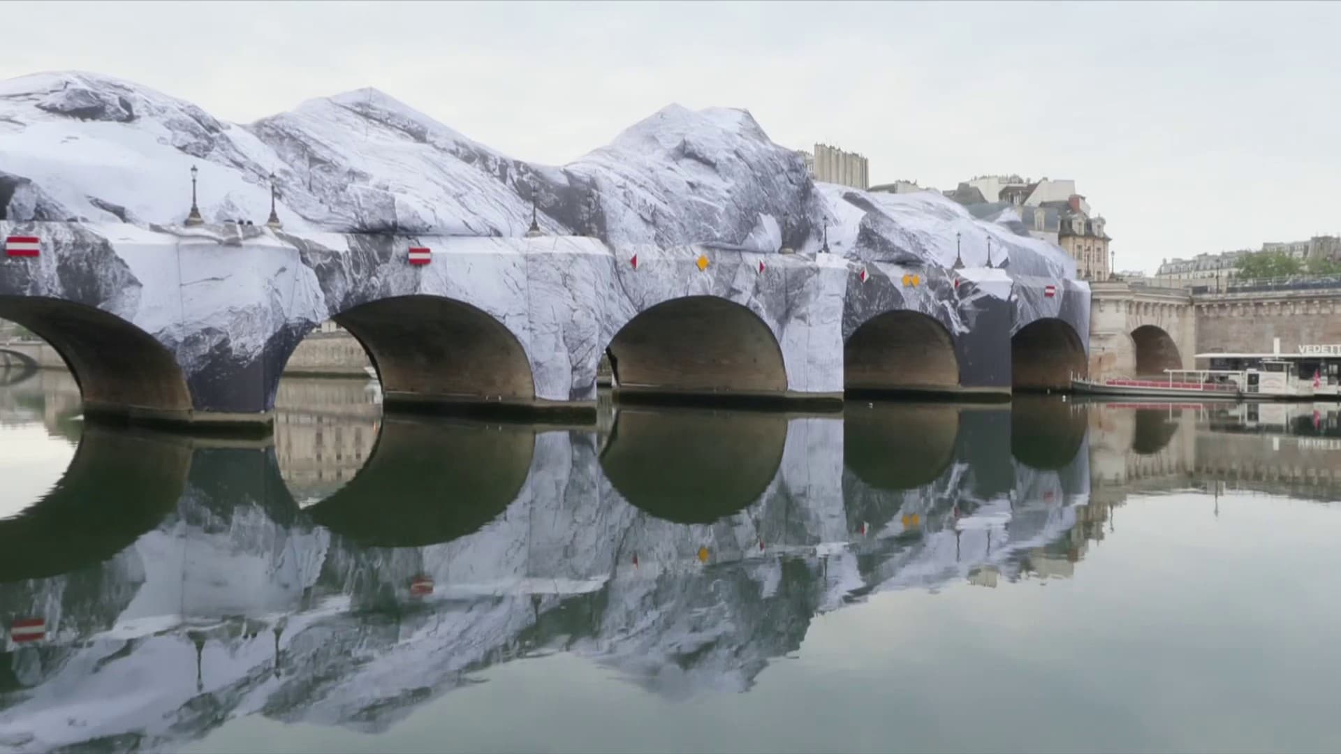 120 mètres de long et 18 mètres de haut: les images Pont-Neuf ...