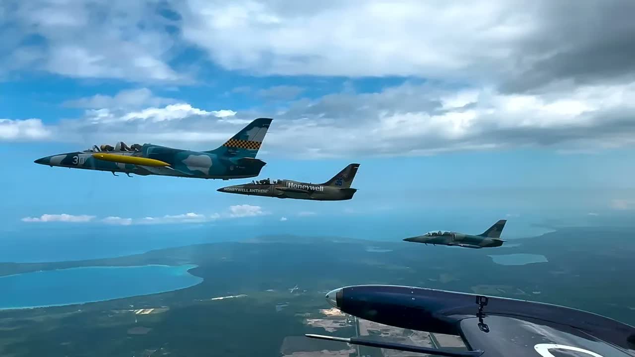 Watch 2 MiG-17 fighter jets scream toward Oshkosh at 600+ mph