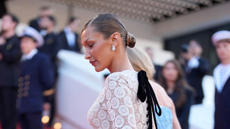 Bella Hadid knipoogt in Cannes naar Jane Birkin met jurk waar meer dan ...