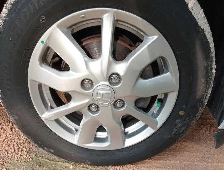 Ini penyebab yang bikin tekanan ban mobil bisa menurun, wajib tahu