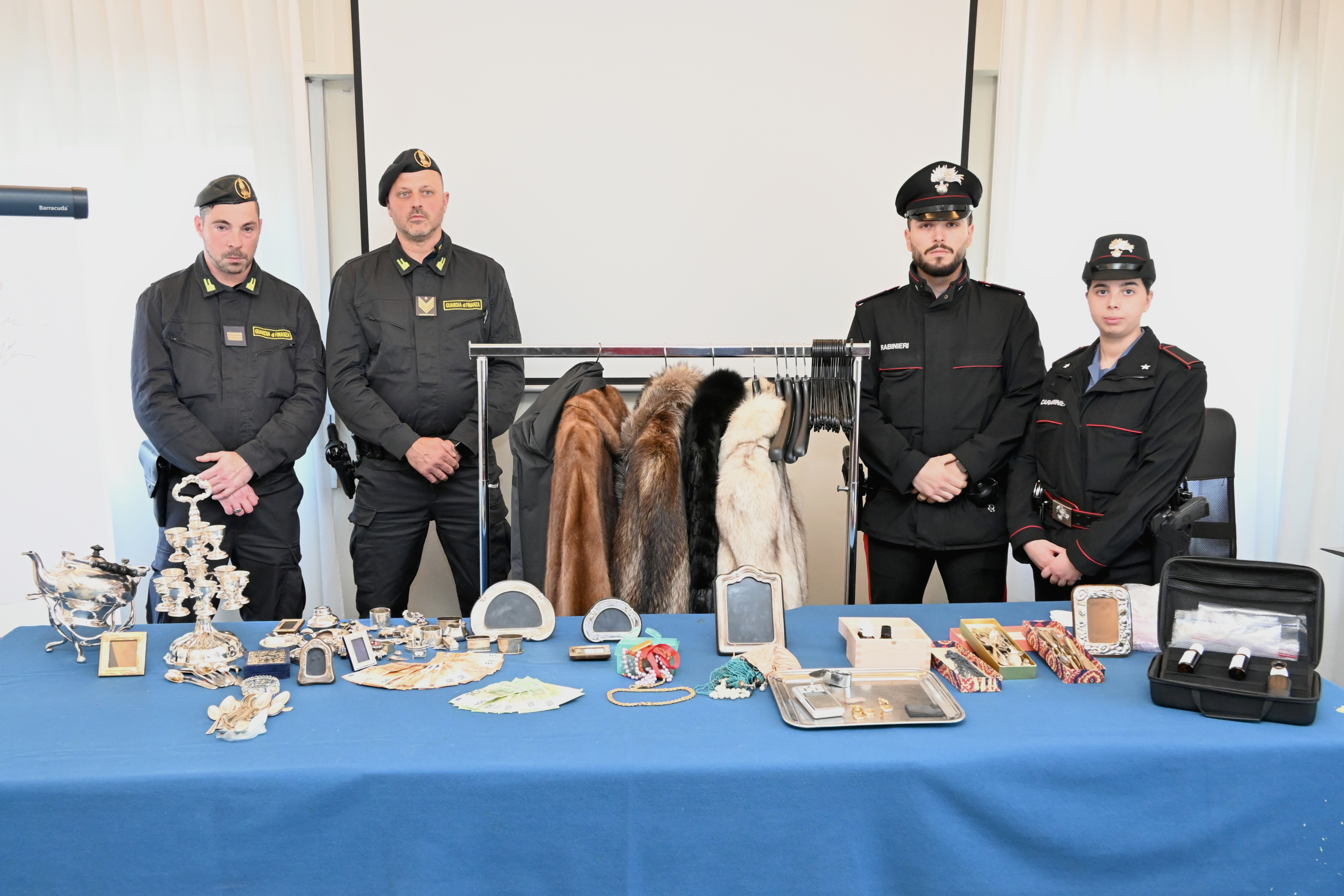 Acquistavano abusivamente oro in una sala d'albergo di Udine, denunciati