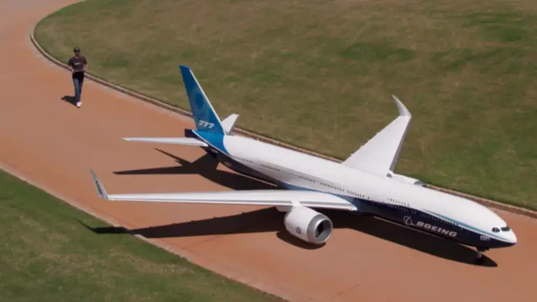US man builds the world's biggest RC Boeing 777-9X and flies it into ...