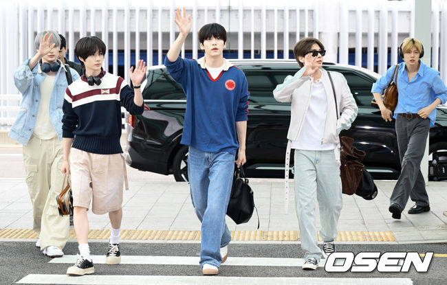 모아에게 인사하는 TXT