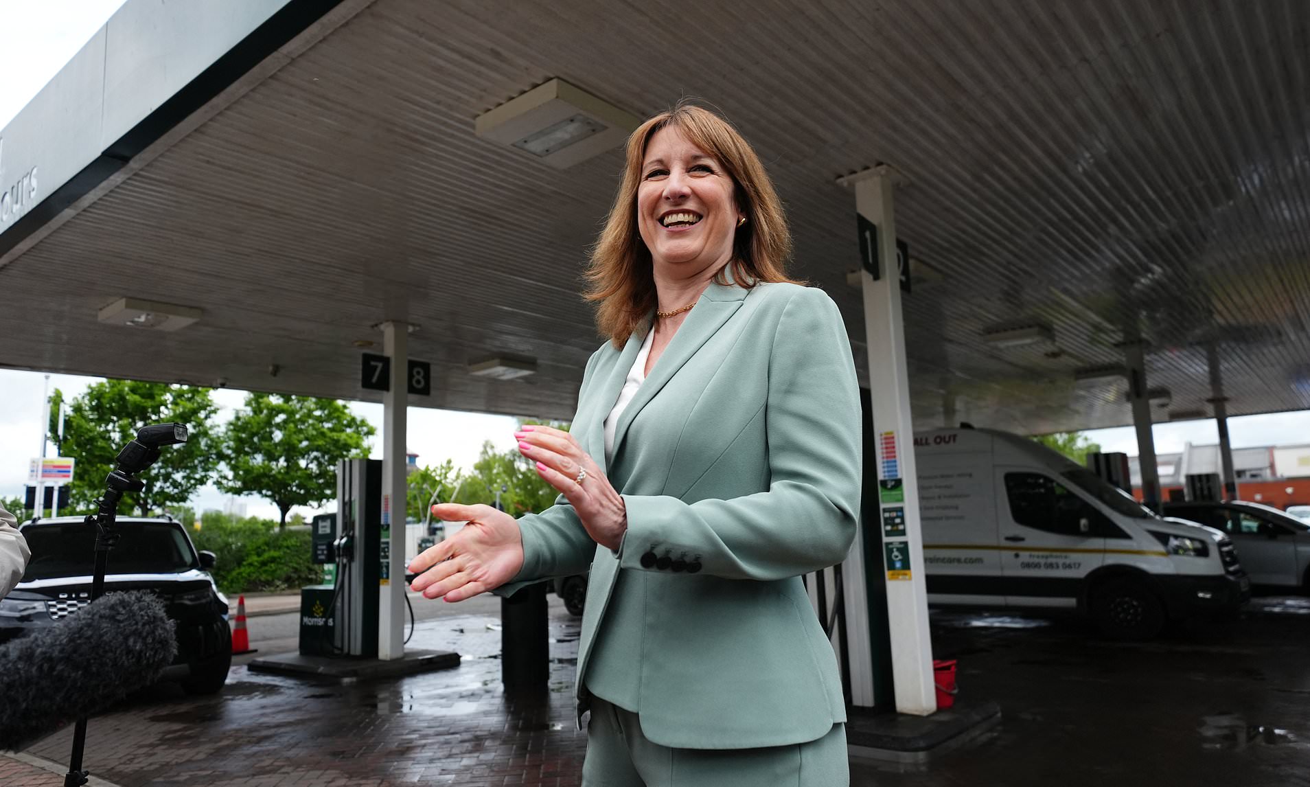 Reeves red-faced as she drops 'Soviet' shopping price cap plan after ...
