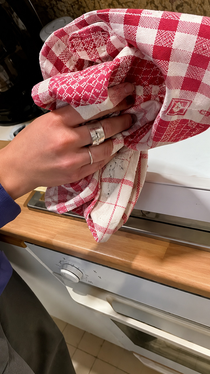 A glass oven cover turns into a risky kitchen moment