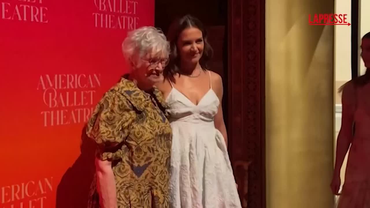 Katie Holmes premiata dall'American Ballet Theatre, l'attrice sul red ...