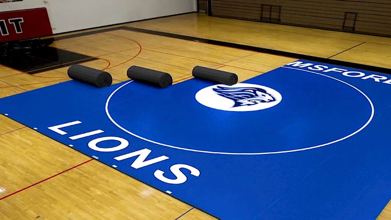 A student was found inside a wrestling mat - then the measurements made ...