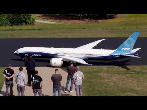 US man builds the world's biggest RC Boeing 777-9X and flies it into ...